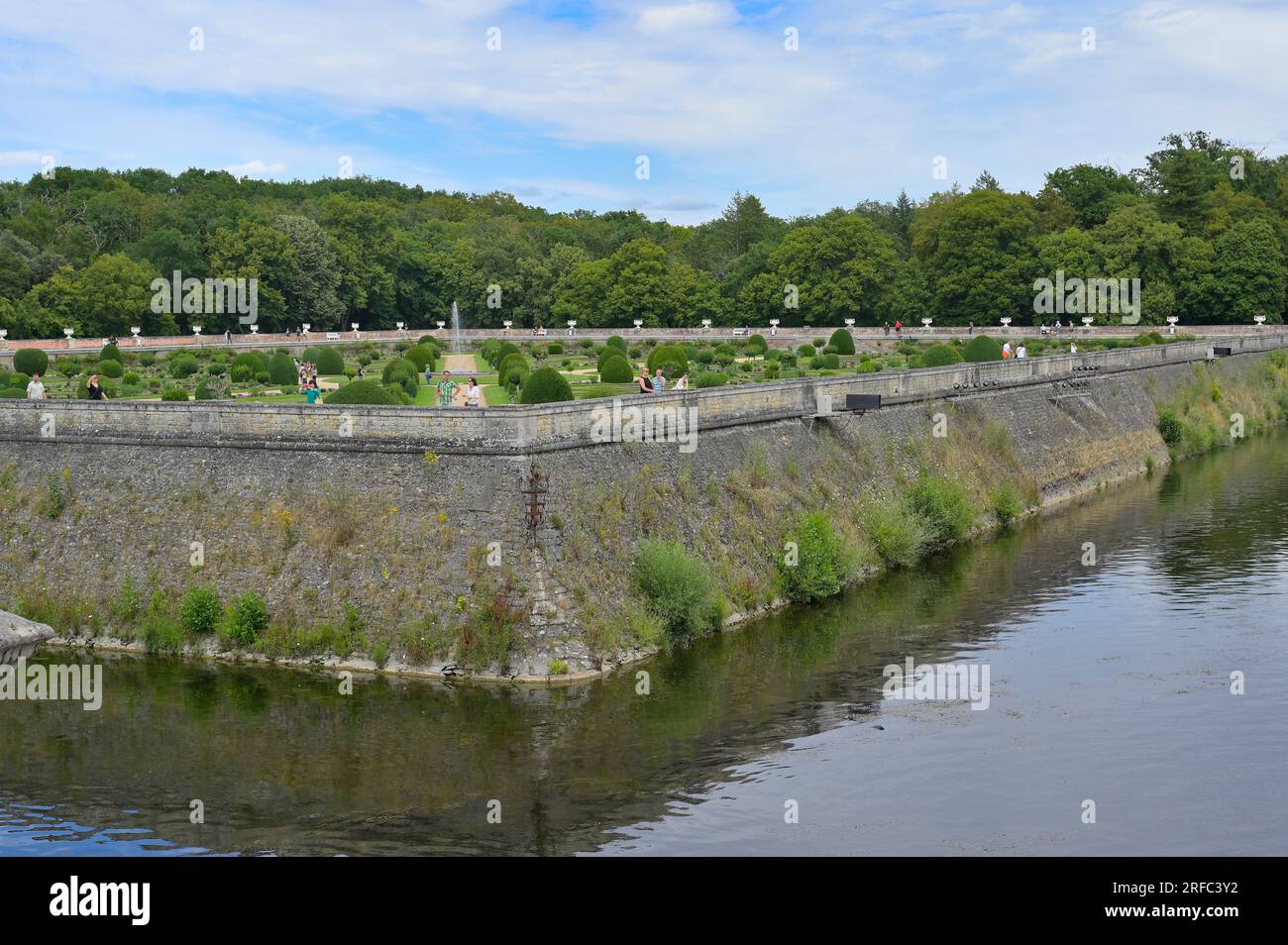 The historic Chateau de Chenonceau is France's 2nd most visited castle ...