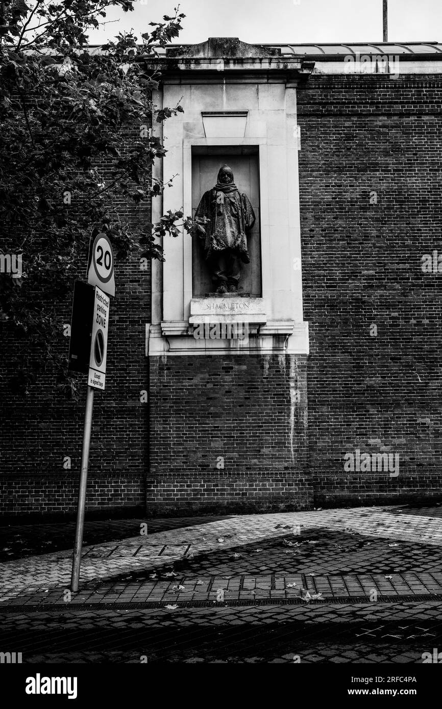 Royal geographical society shackleton hi-res stock photography and ...