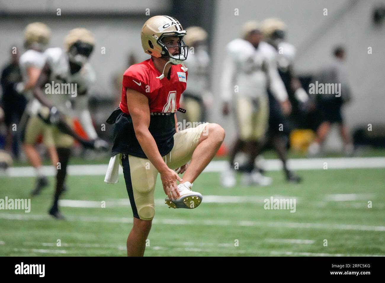 New Orleans Saints quarterback Derek Carr (4) warms up at the NFL team ...