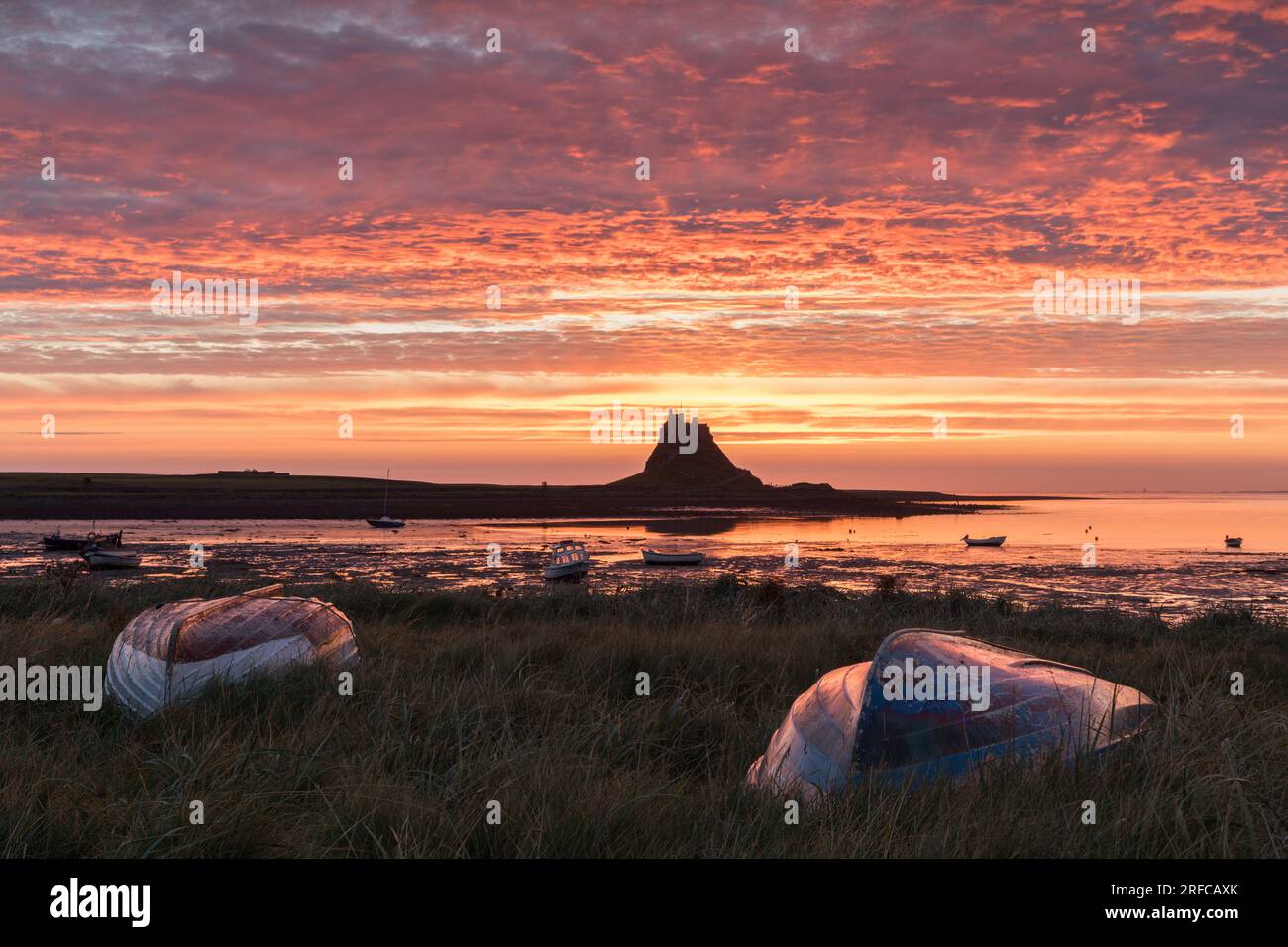 Sunrise over lindisfarne castle holy hi-res stock photography and ...