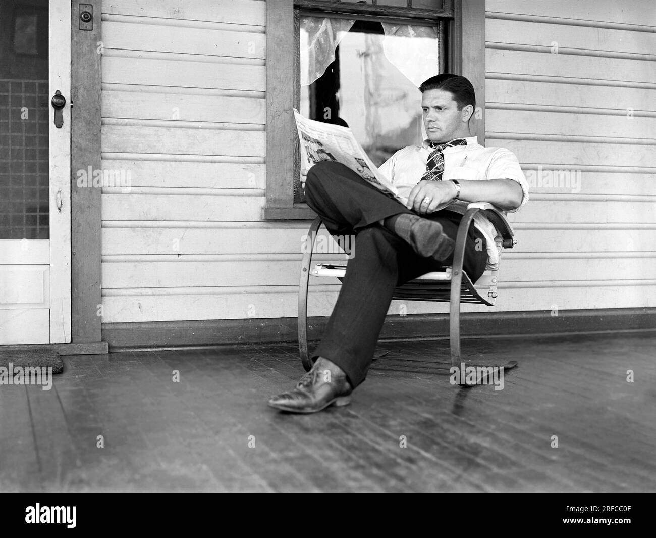 Reading news paper historical Black and White Stock Photos & Images - Alamy
