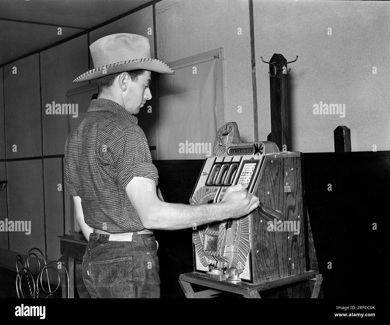 Old fashioned slot machine Black and White Stock Photos & Images - Alamy