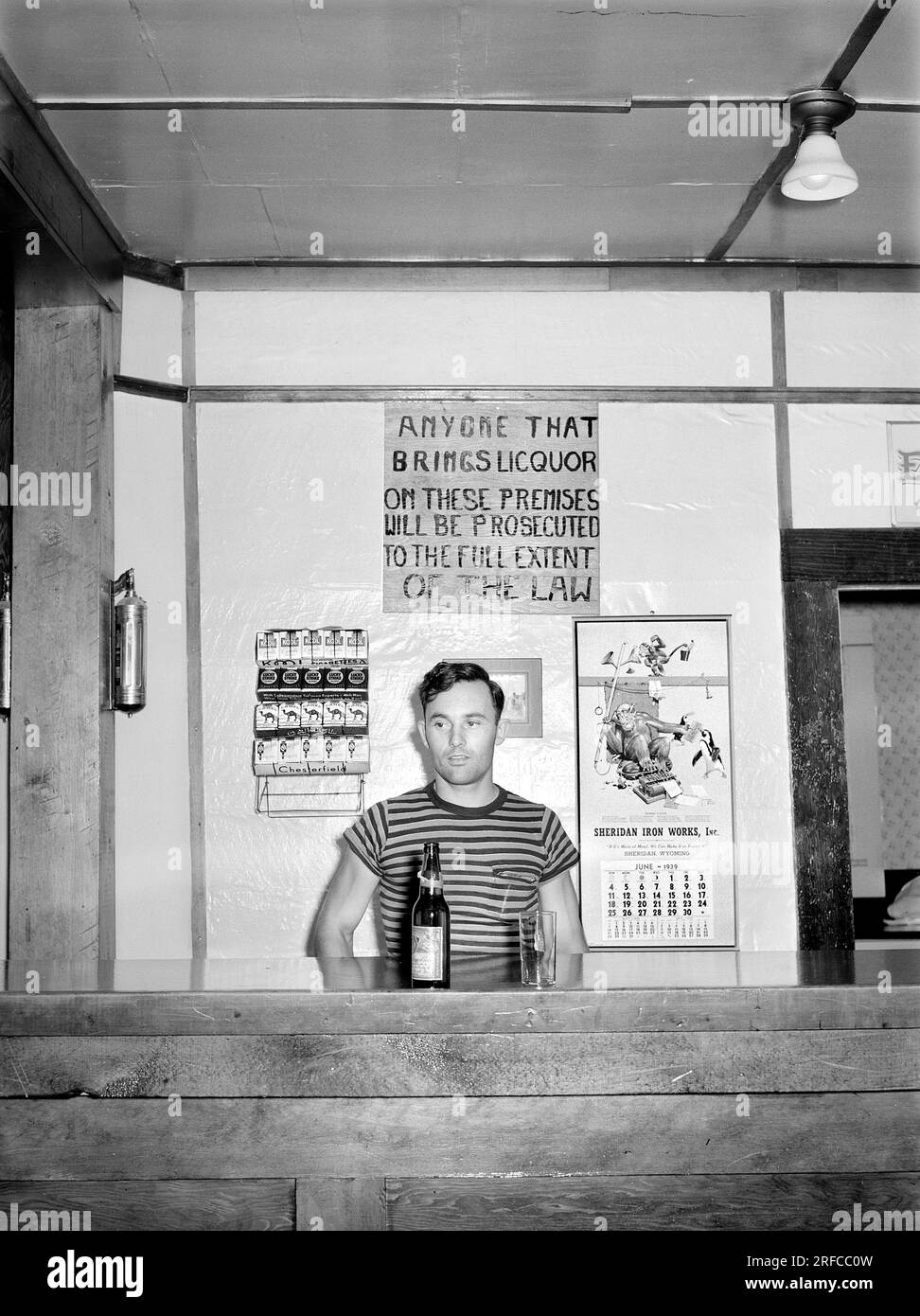 Bartender 1930s hi-res stock photography and images - Alamy