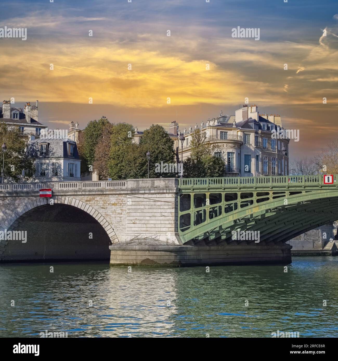Paris, ile saint-louis and quai de Bethune, beautiful ancient buildings ...