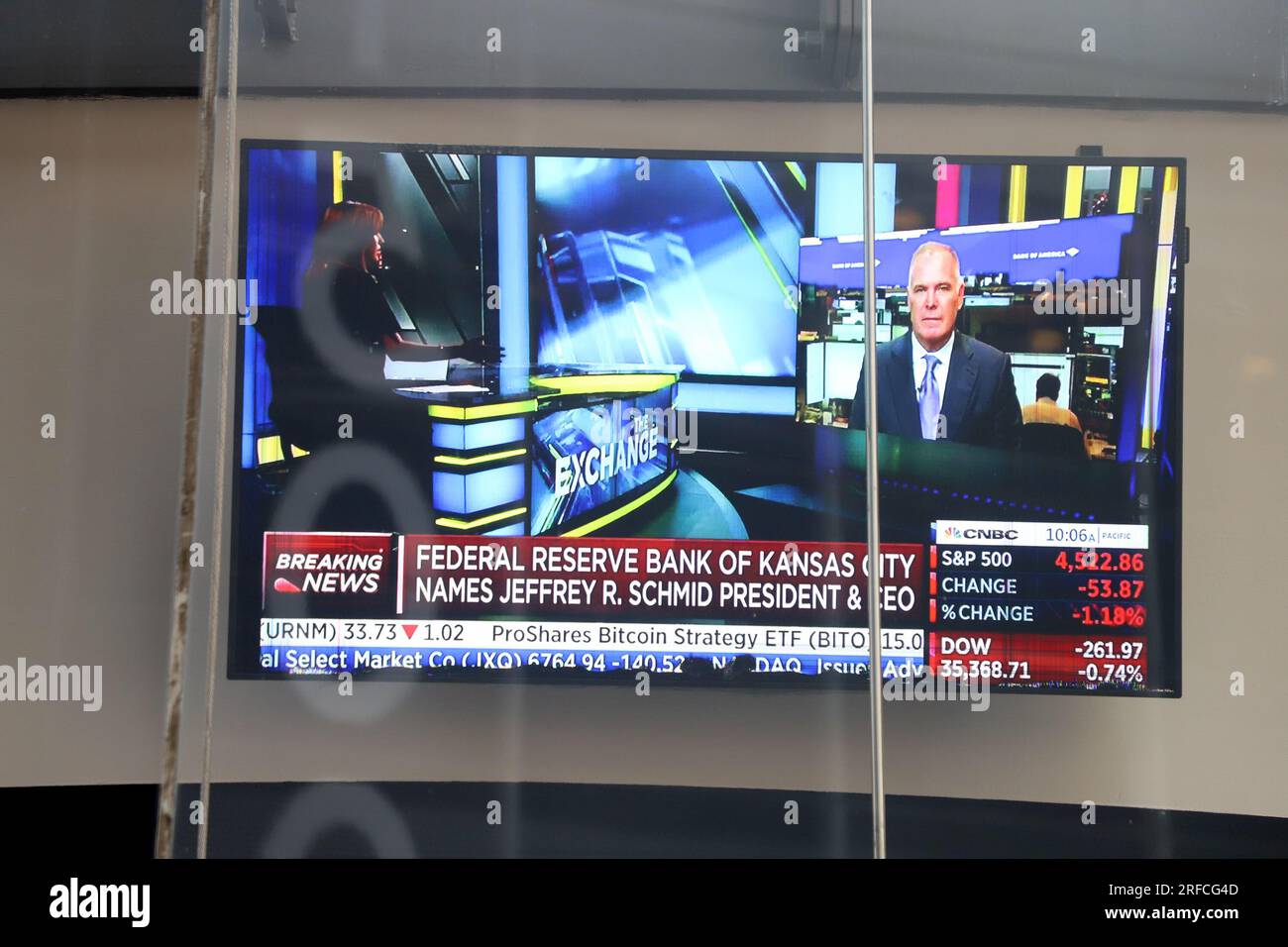 Global markets react hi-res stock photography and images - Alamy