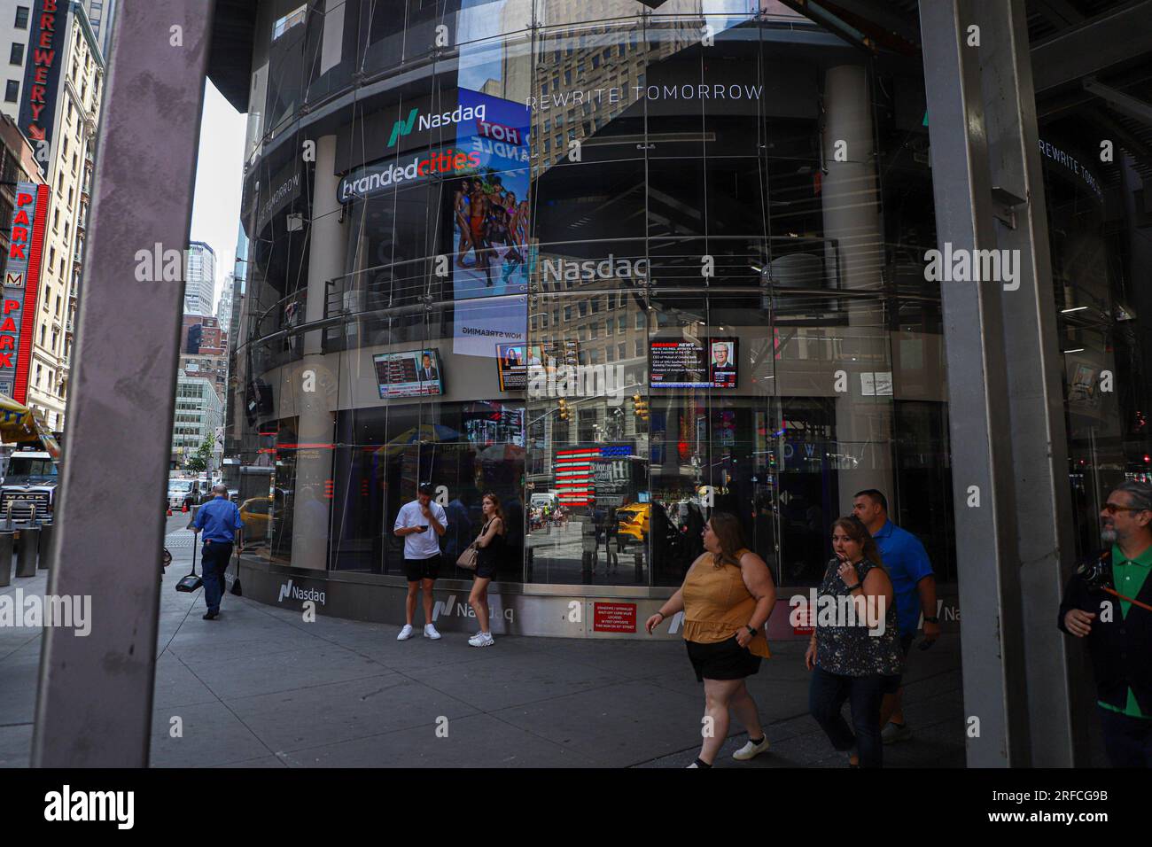 Global markets react hi-res stock photography and images - Alamy