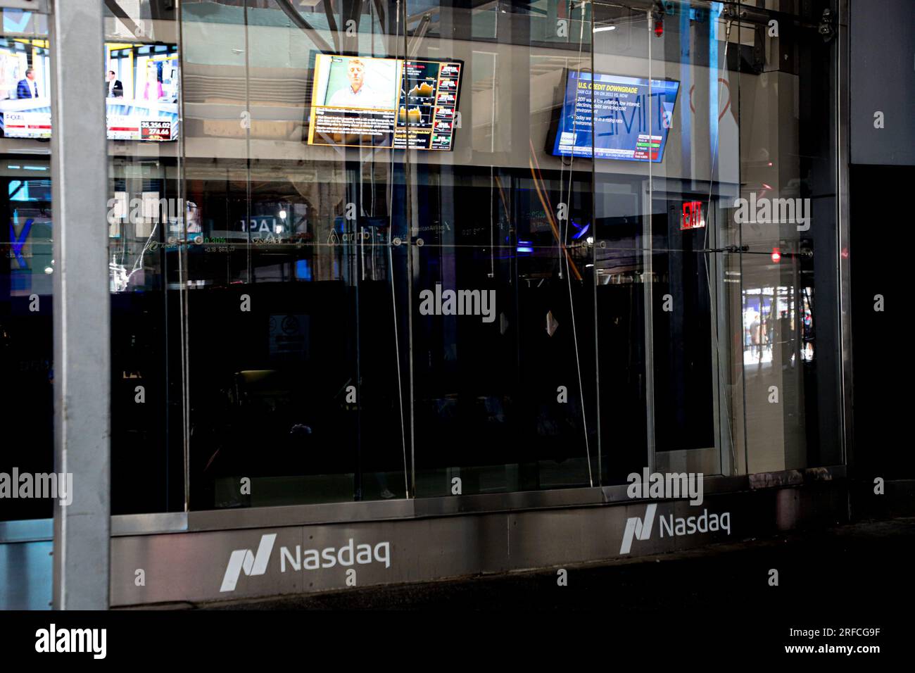 Global markets react hi-res stock photography and images - Alamy