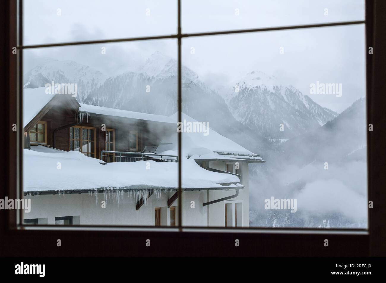 Snow scene outside window hi-res stock photography and images - Alamy