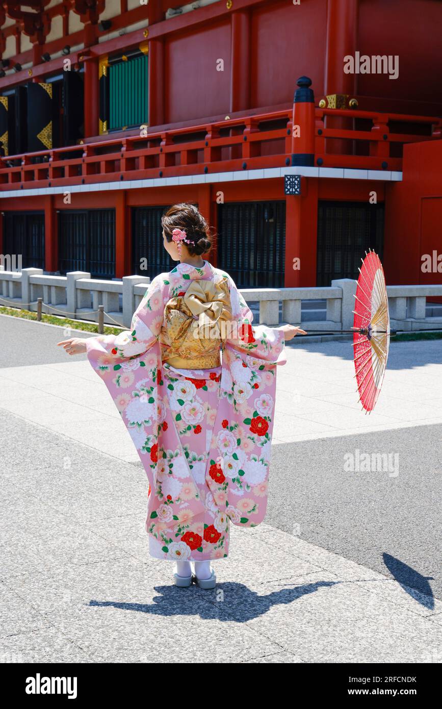Japanese kimono umbrella hi-res stock photography and images - Alamy