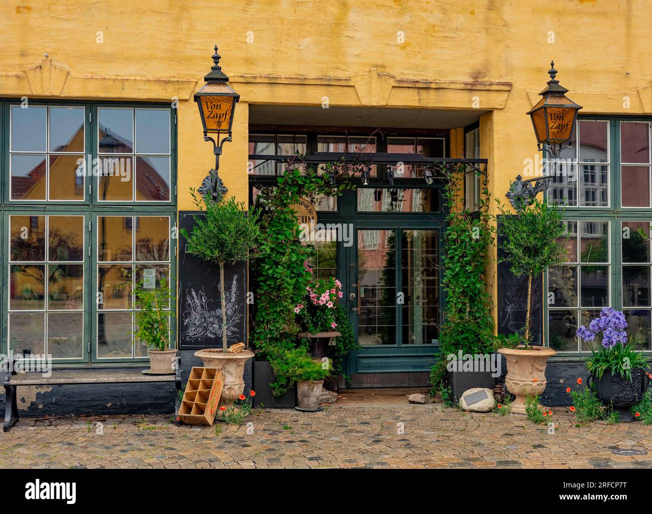 Small shop in medieval hi-res stock photography and images - Alamy