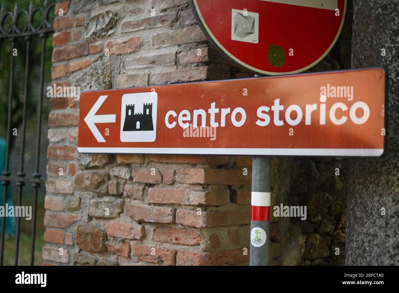 one way italian traffic street sign to historical center with arrow and ...