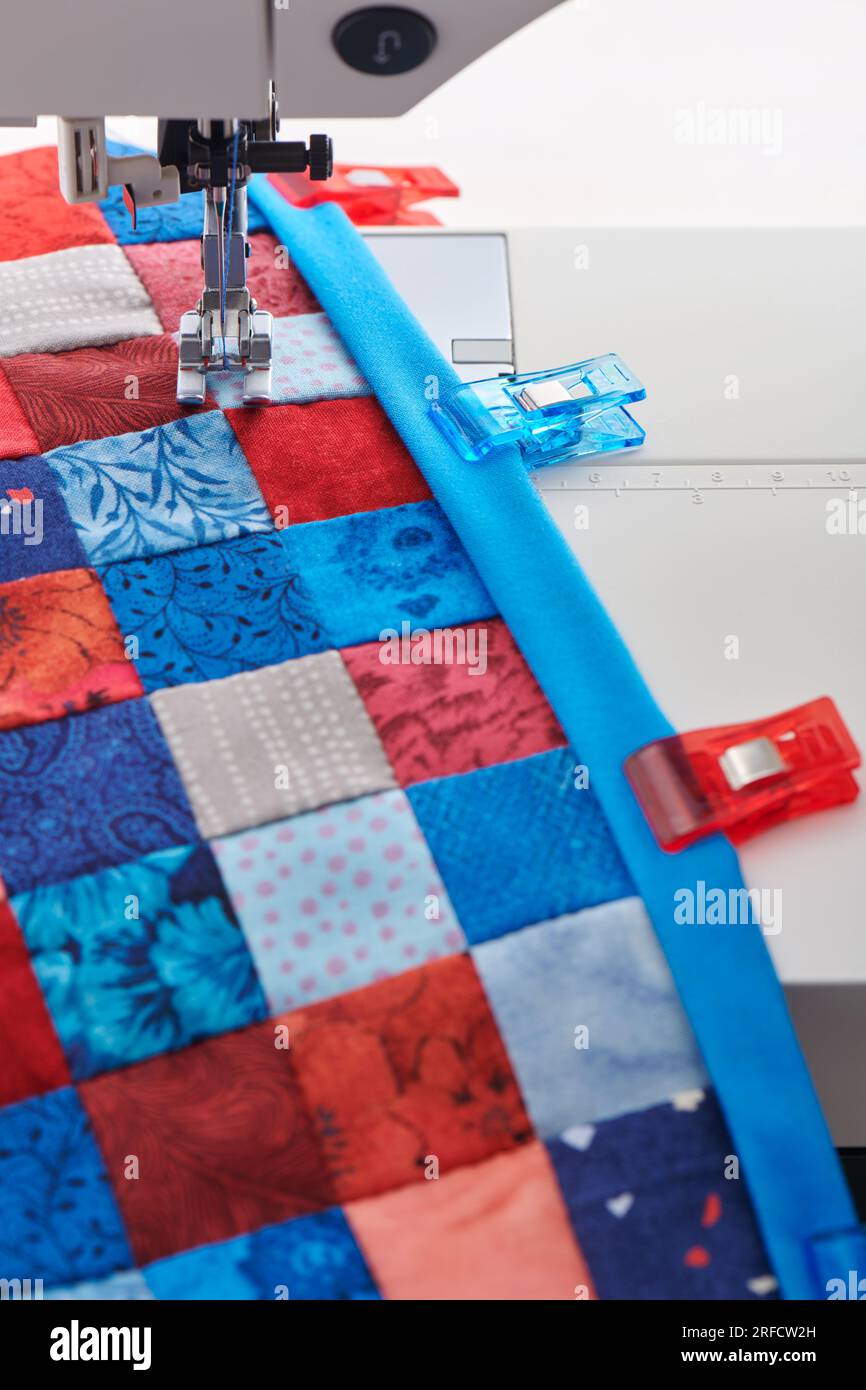 Making of quilt binding by dint of sewing quilting clips by using ...