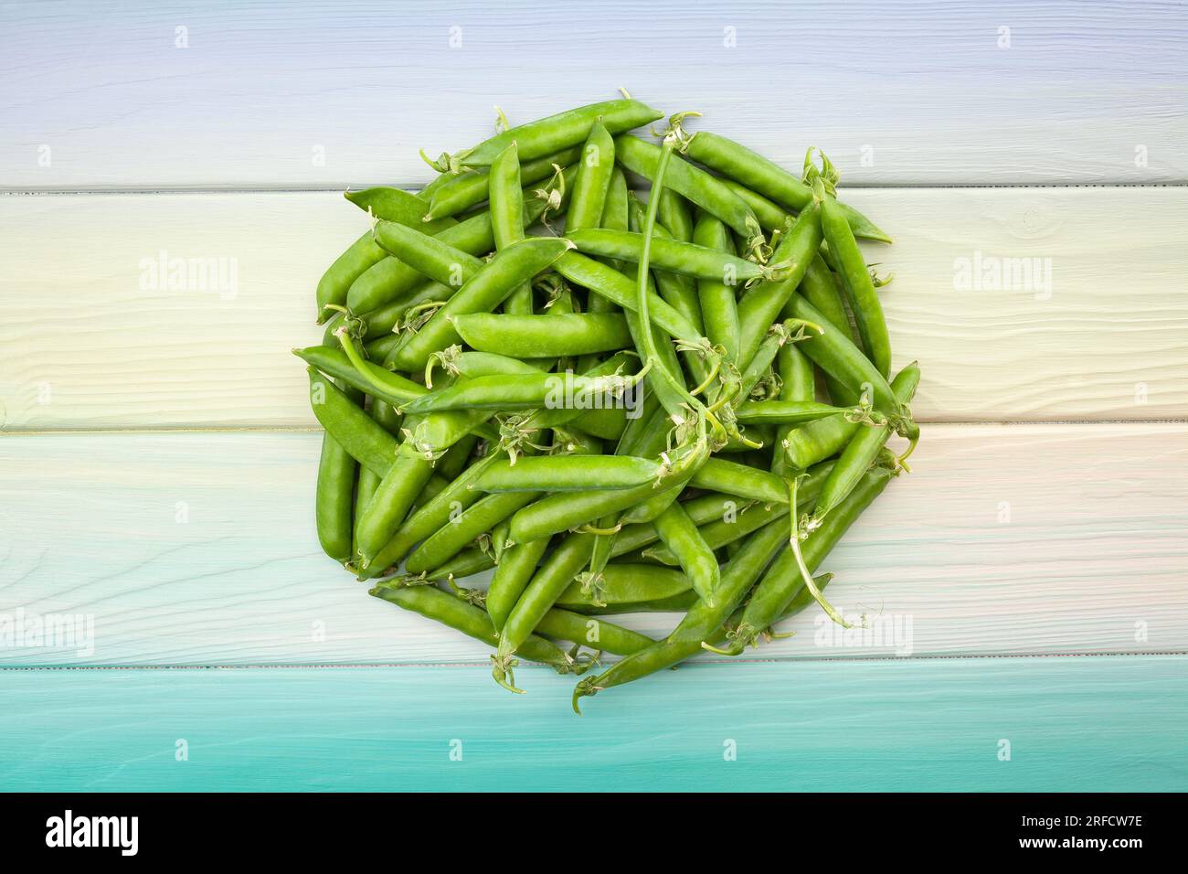 green pea on wood background Stock Photo - Alamy