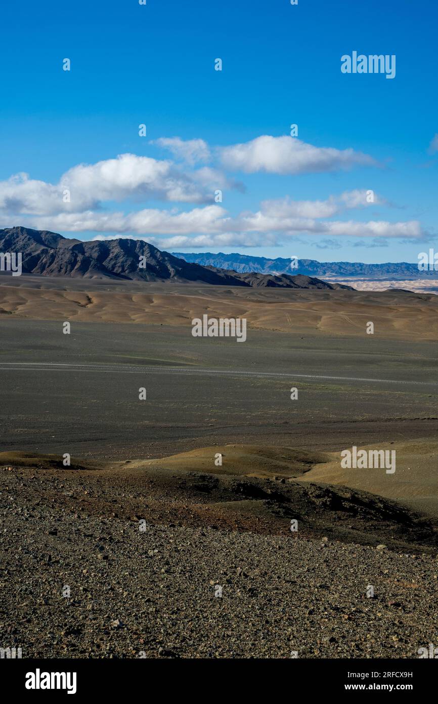 View of the Hongoryn Els (Khongoryn Els) sand dunes in the Gobi Desert ...
