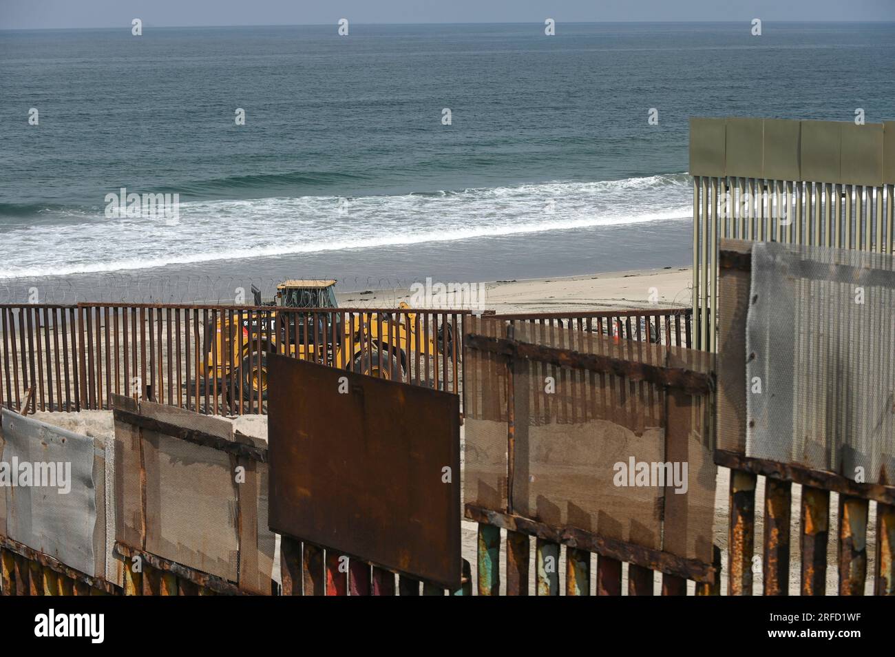 Tijuana, Mexico. 02nd Aug, 2023. Workers erect a gate in a new stretch ...