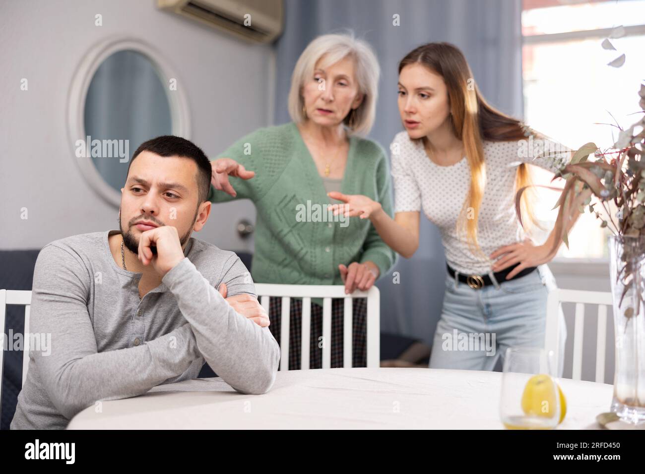 Women arguing at home hi-res stock photography and images - Alamy