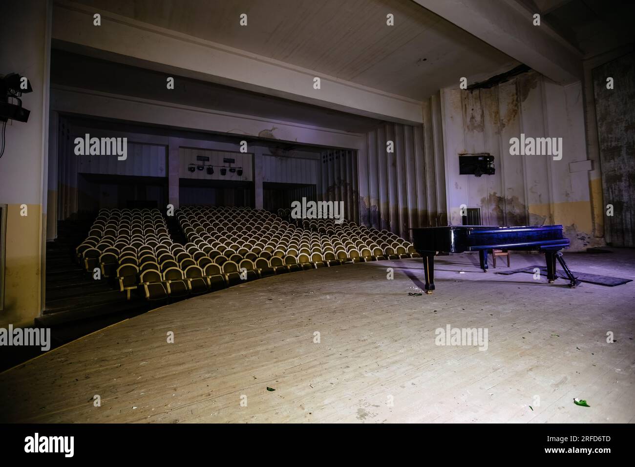Abandoned concert hall hi-res stock photography and images - Alamy