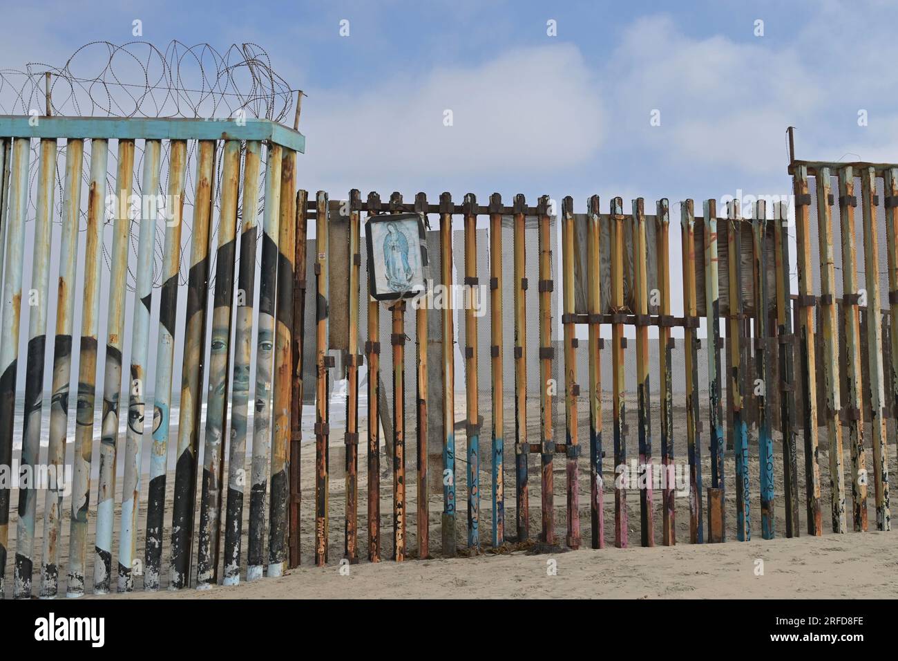 San diego tijuana border fencing hi-res stock photography and images ...