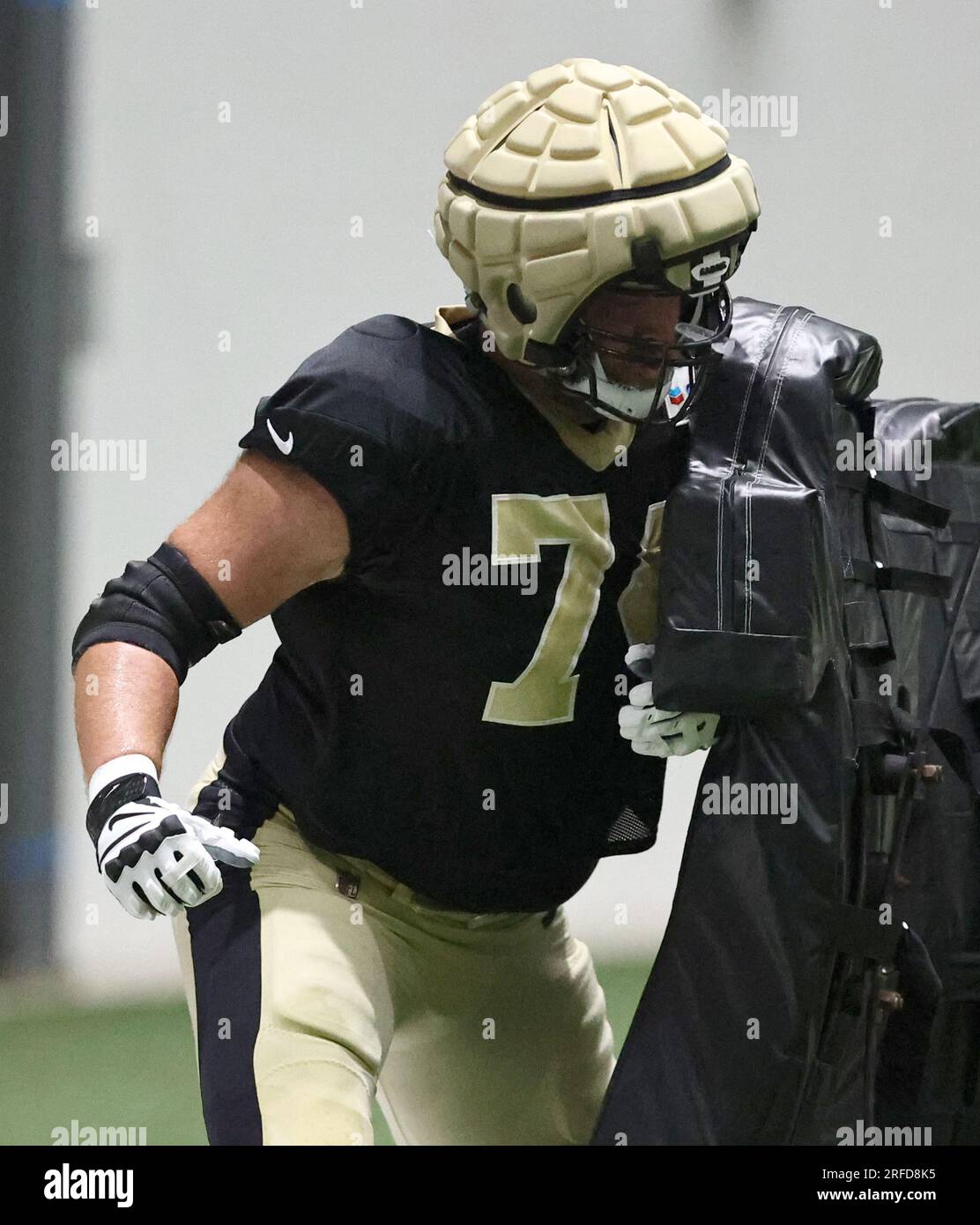 Metairie, USA. 02nd Aug, 2023. Offensive lineman James Hurst (74) works ...