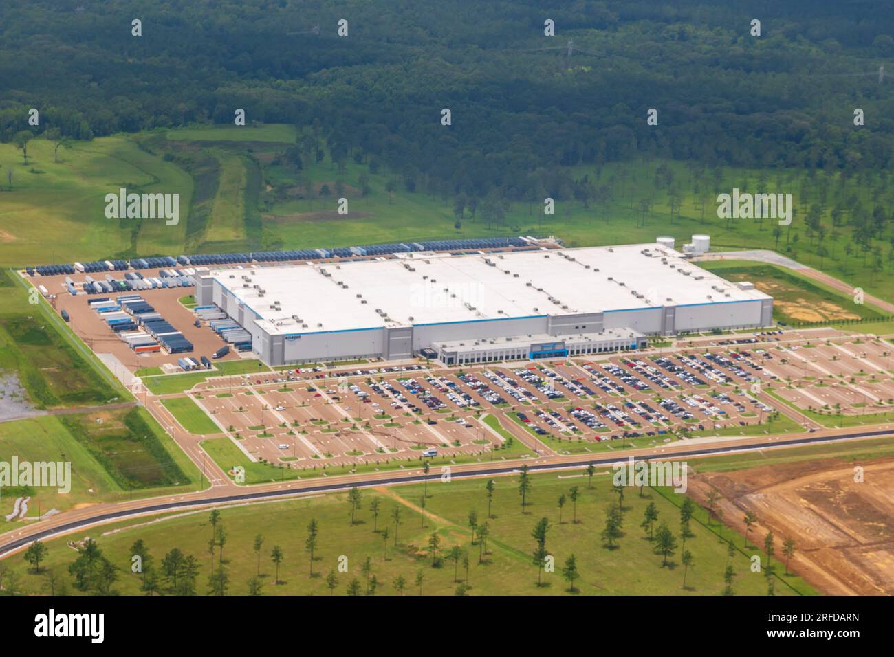 Amazon distribution center exterior aerial hi-res stock photography and ...