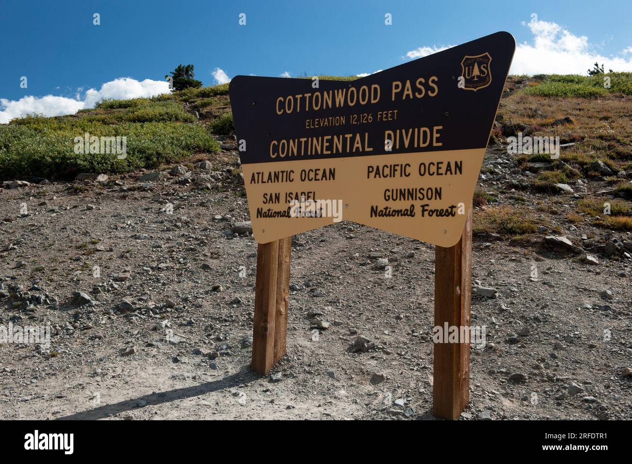 The road sign at Colorado's Cottonwood Pass Stock Photo - Alamy