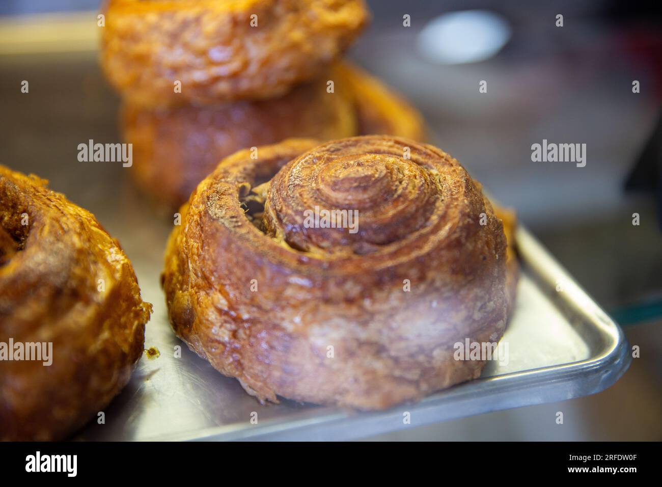 Artisan cinnamon rolls hi-res stock photography and images - Alamy