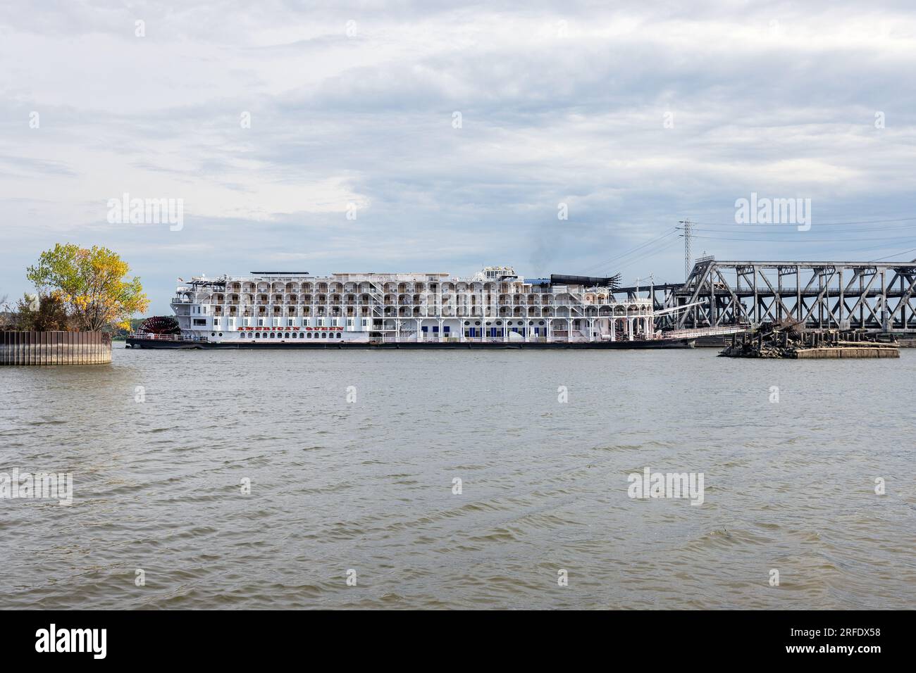 The Mississippi Queen riverboat passes through the Santa Fe Swing Span ...
