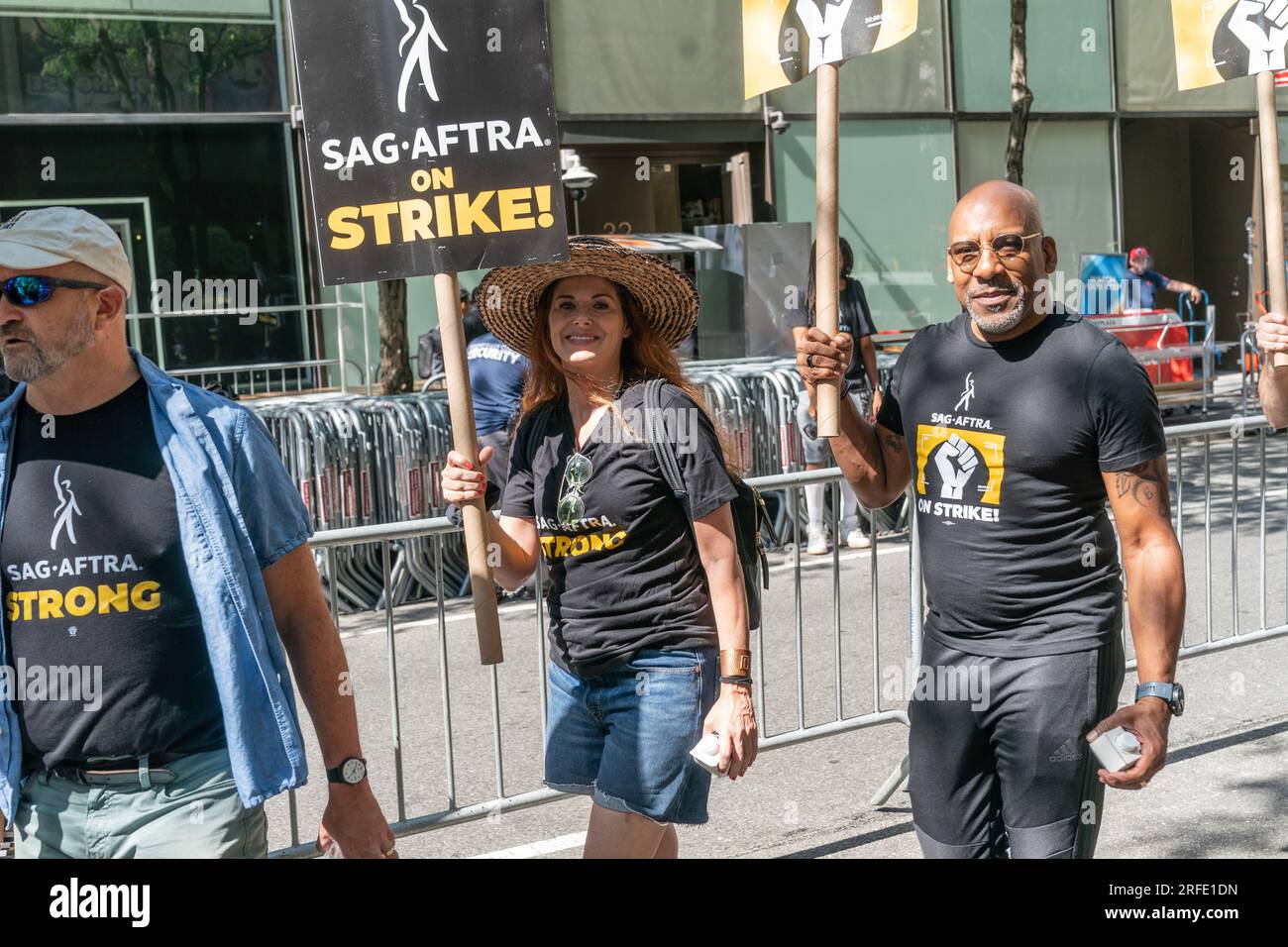 Debra Messing and Ezra Knight joined picket line of strike workers of ...