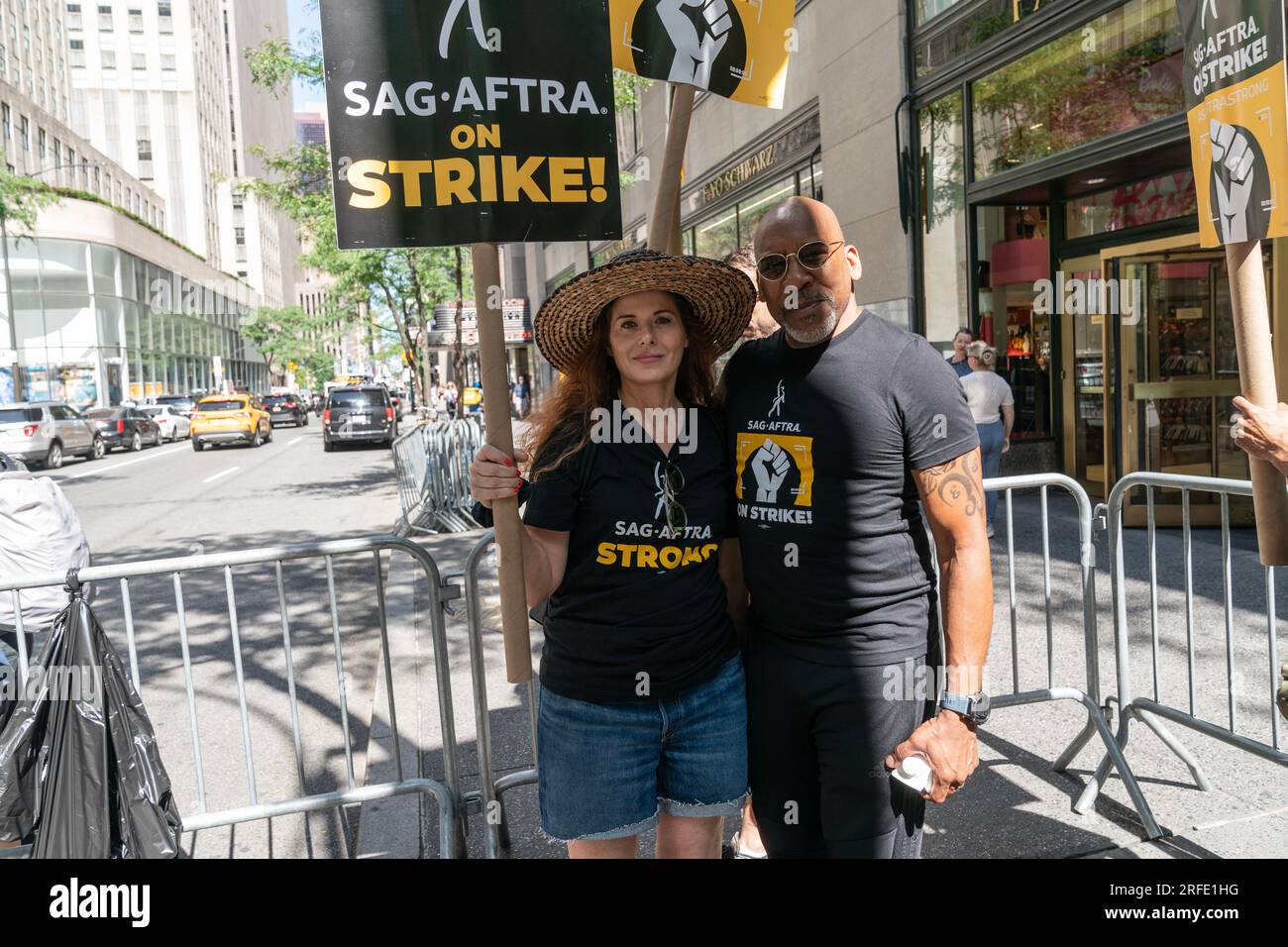 Deborah Messing and Ezra Knight joined picket line of strike workers of ...