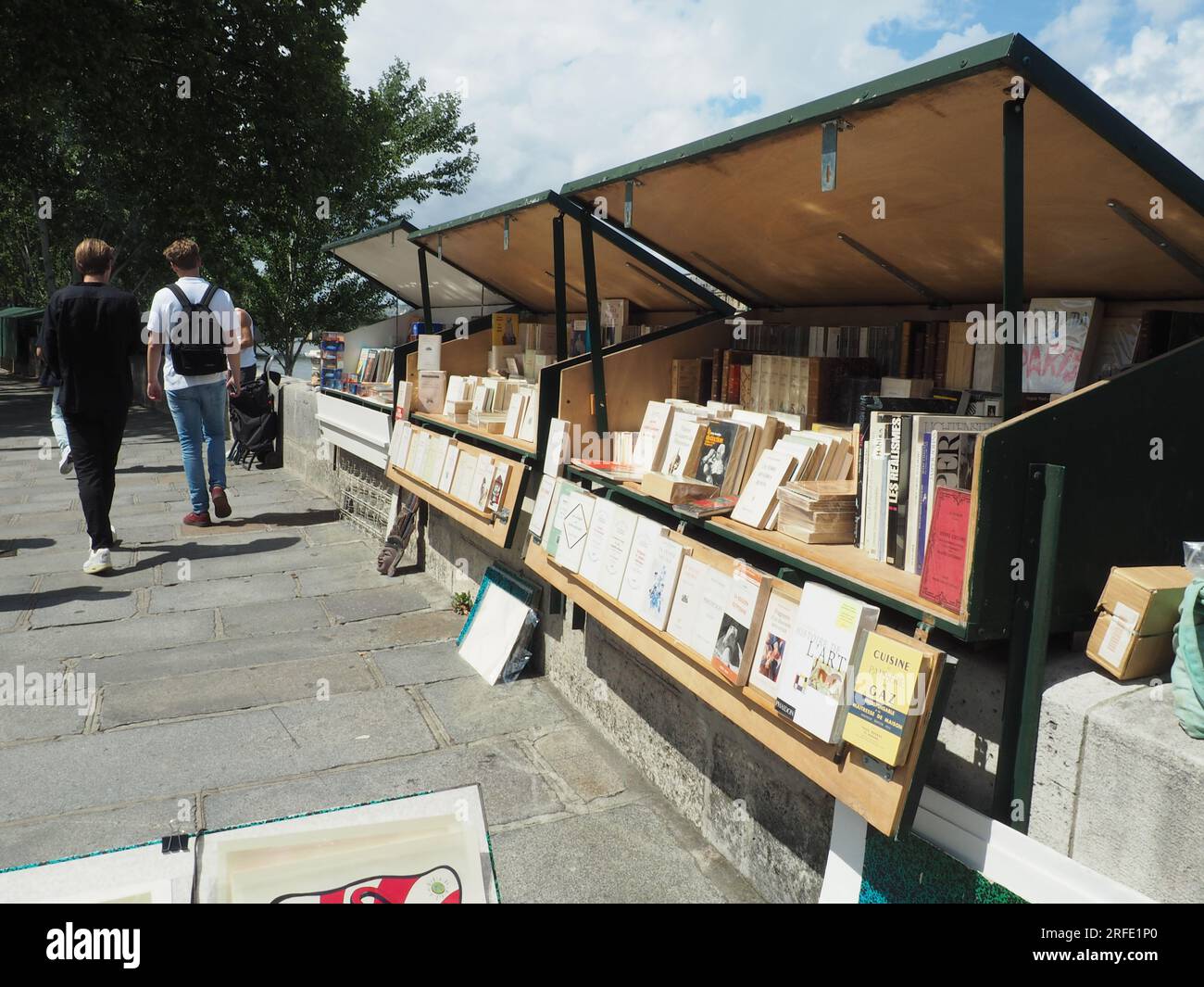 Bouquinistes of paris hi-res stock photography and images - Alamy