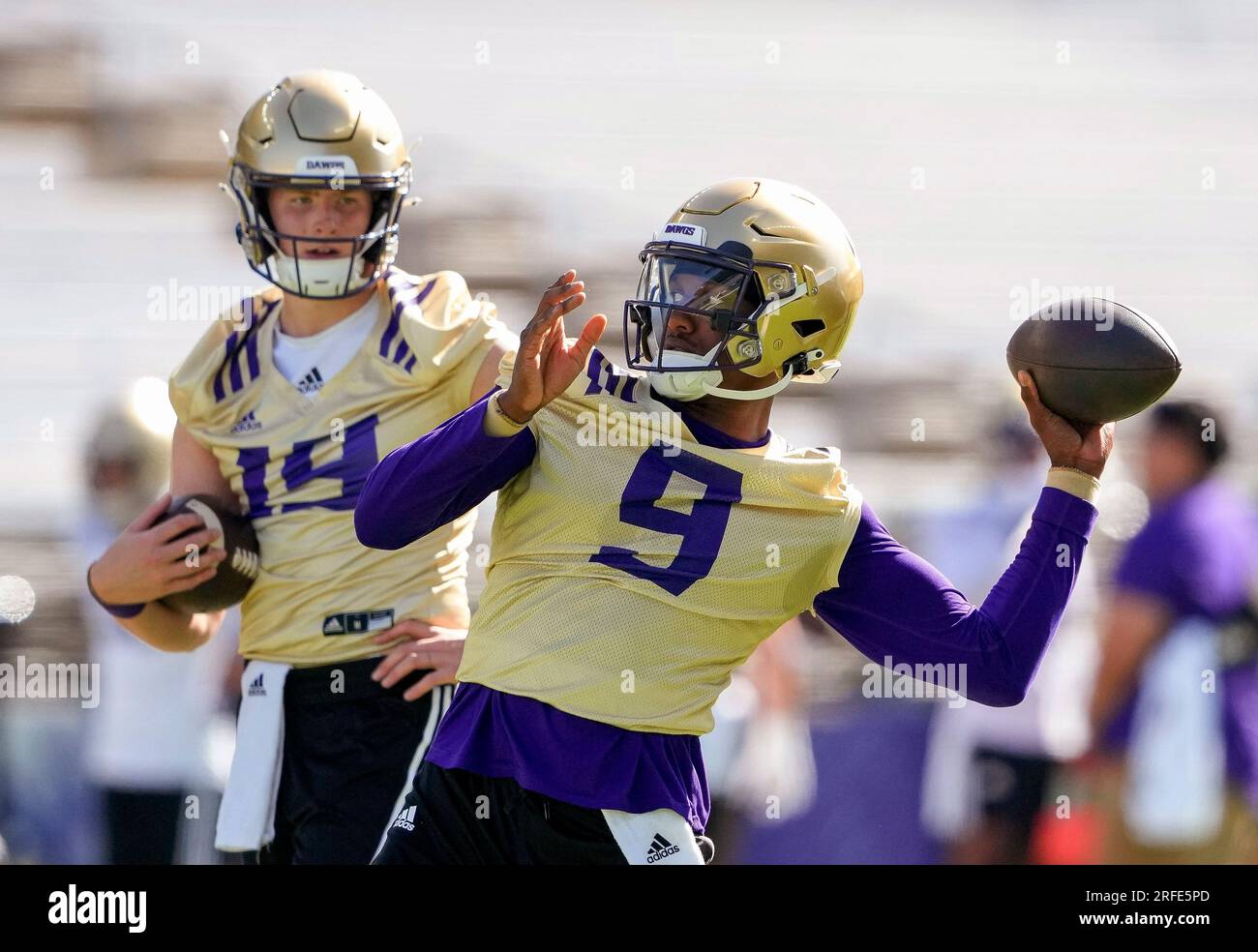 Washington quarterback Alex Johnson (19) watches as quarterback Michael ...