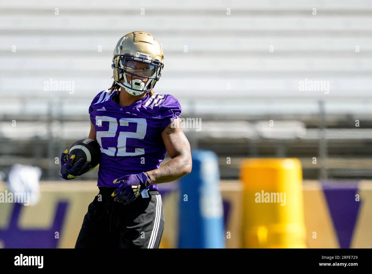 Washington running back Cameron Davis (22) runs the ball during the ...