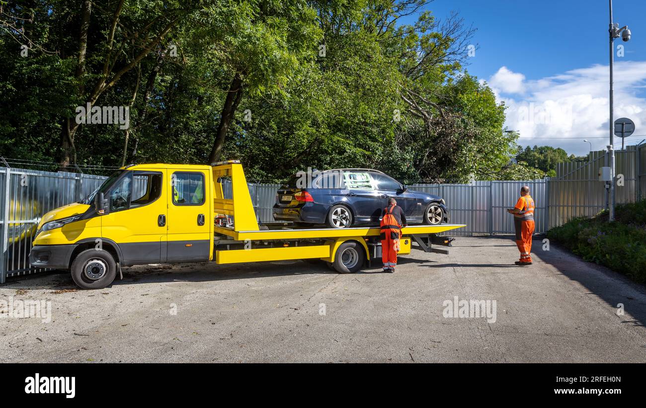 Services recovery tow truck hi-res stock photography and images - Alamy