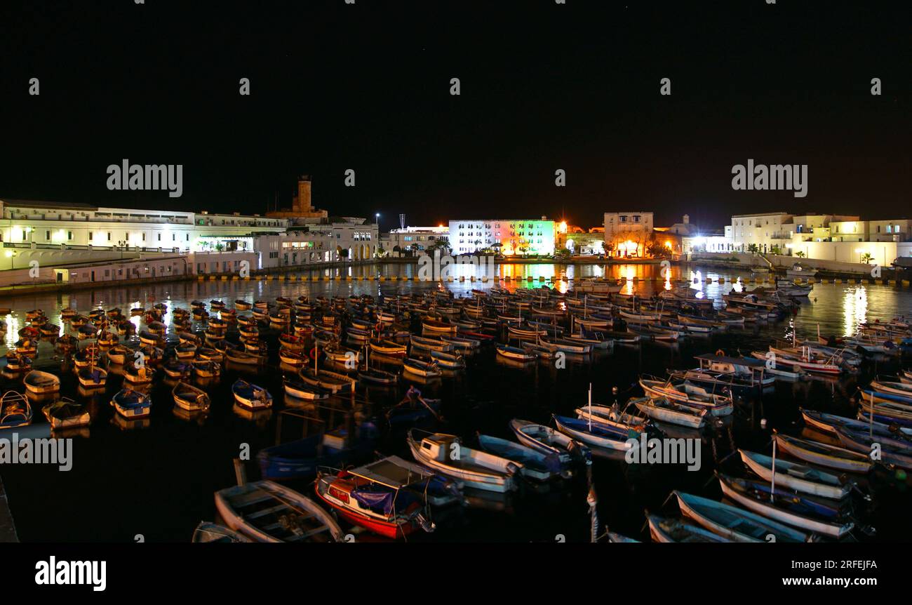 Algiers algeria city street people hi-res stock photography and images ...