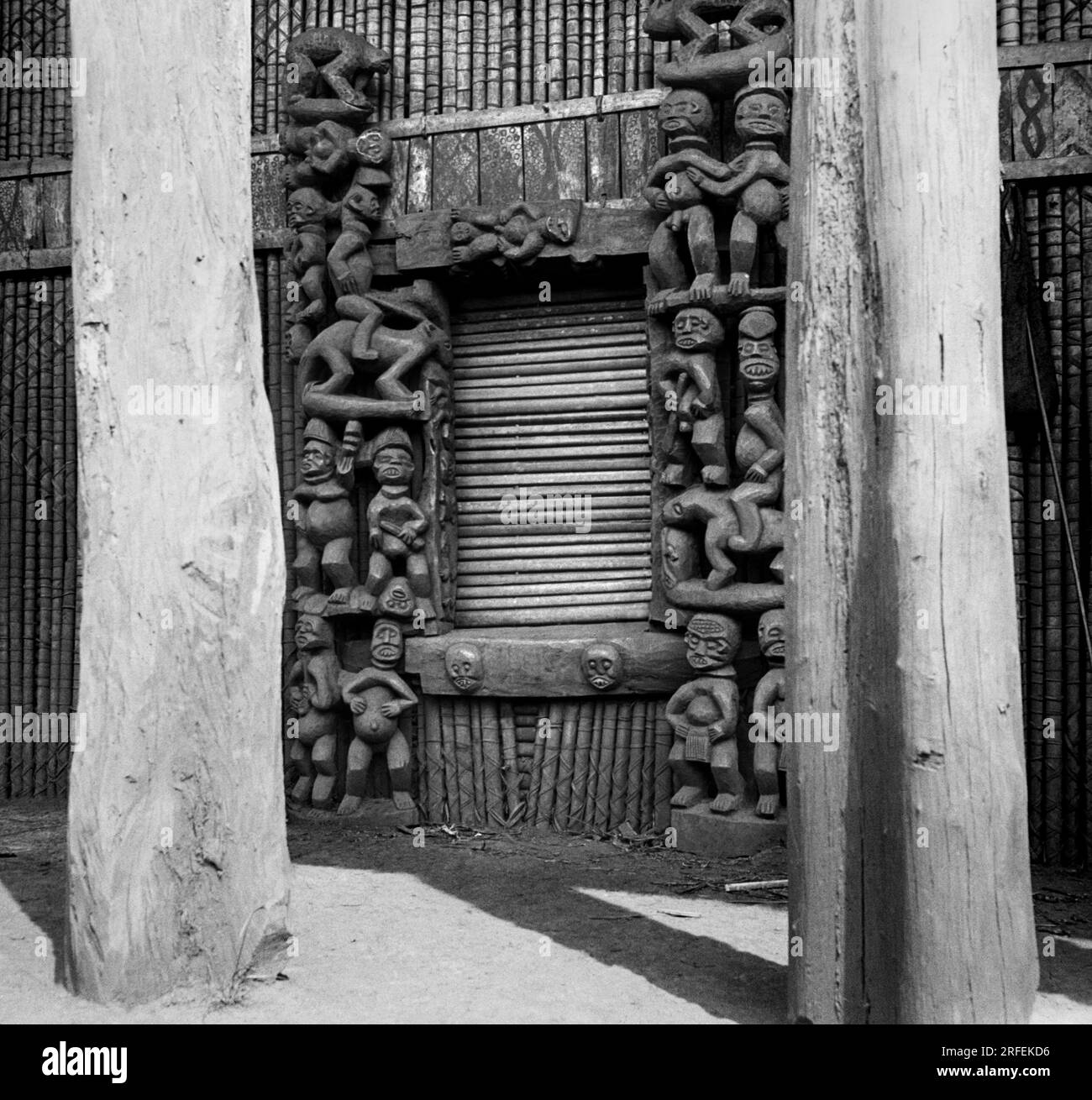Belle porte sculptee, d'une case au Cameroun. Photographie debut XXeme ...