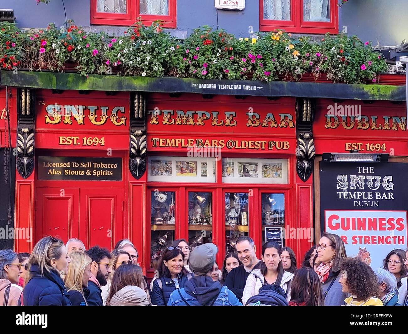 Crowd of people in temple bar hi-res stock photography and images - Alamy