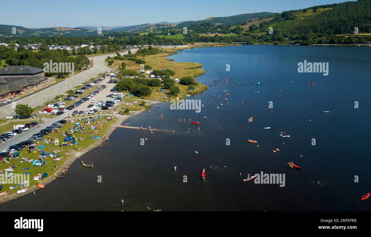 People enjoy watersports on Bala Lake in Summer, Gwynedd, Wales Stock ...