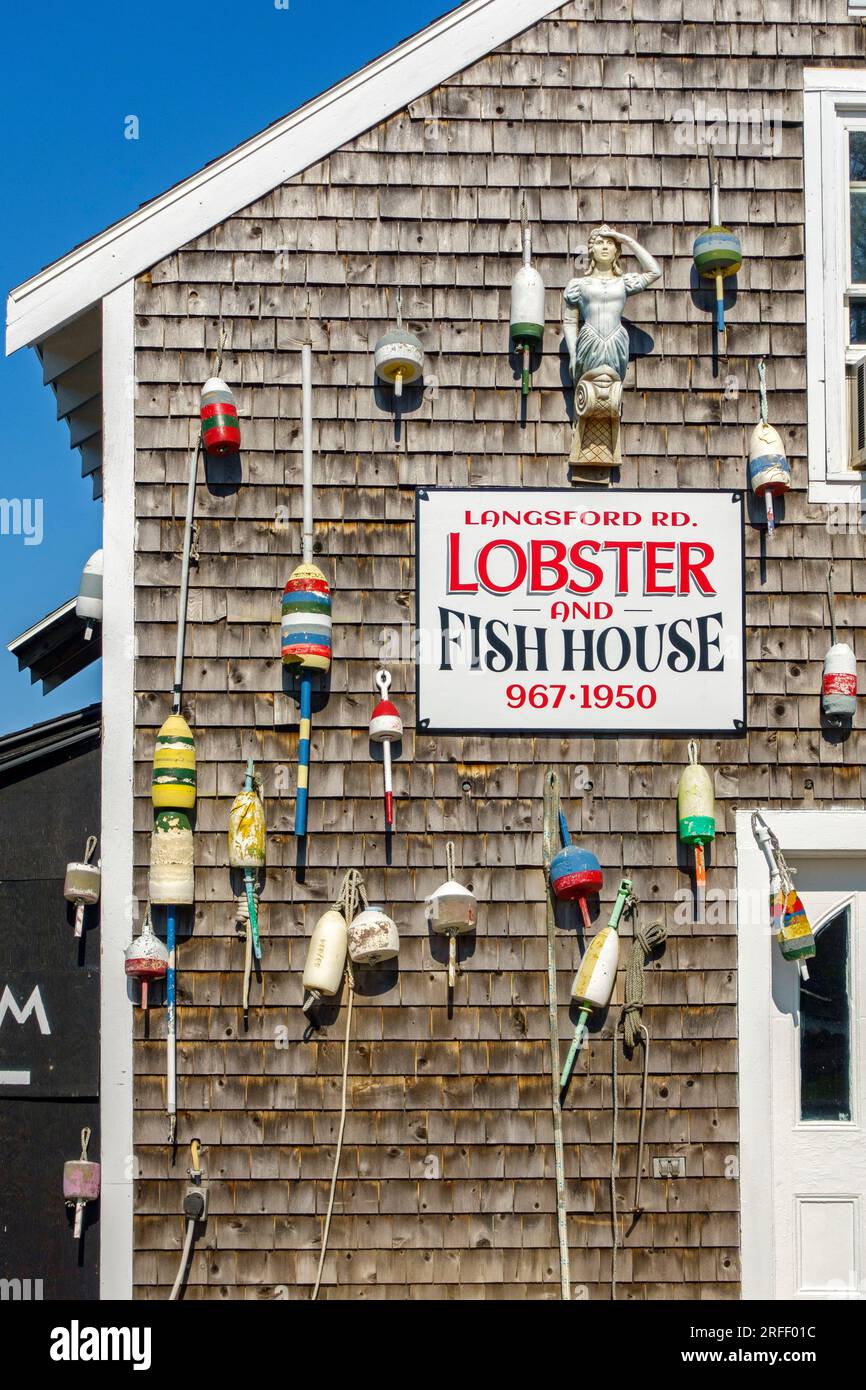 Porpoise statue hi-res stock photography and images - Alamy