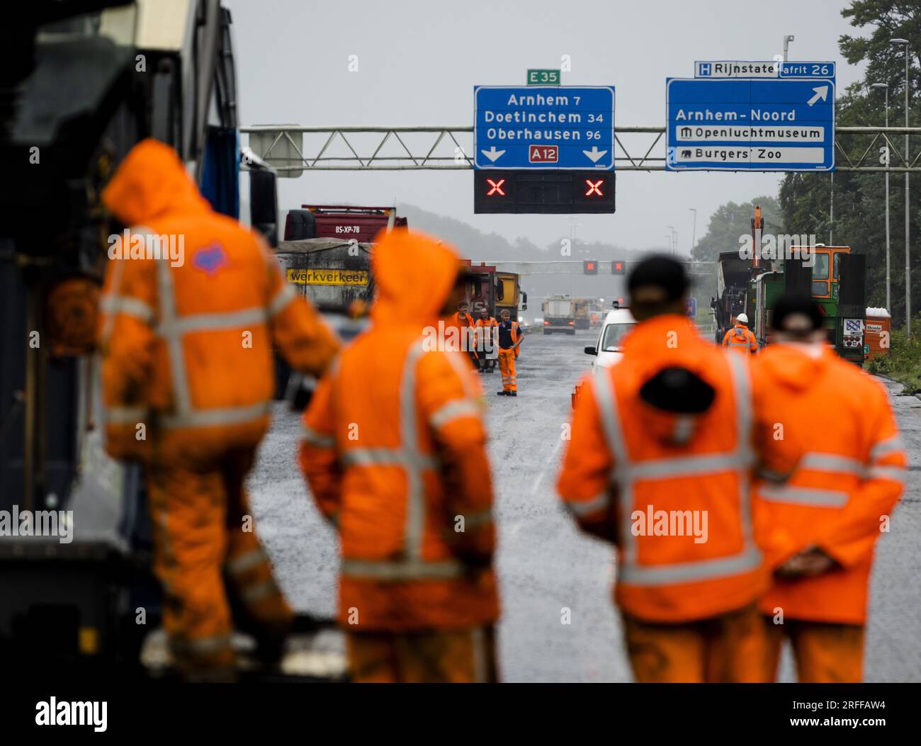 ARNHEM - Red crosses above the A12 closed due to work. The highway near ...