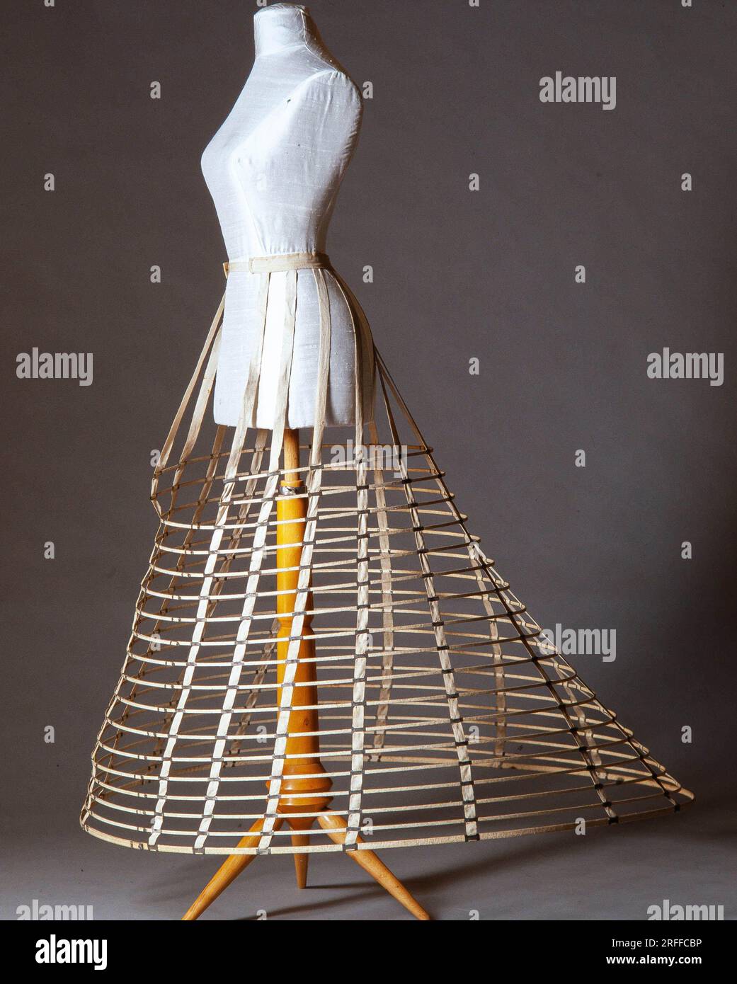 Miriñaque, siglo XIX, MTIB146877. Museu Textil i d'Indumentaria de ...