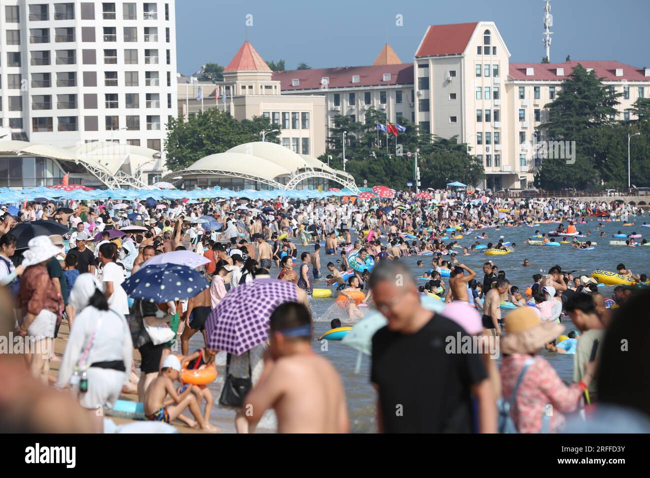 People enjoy summer time at the No 1 bathing beach in Qingdao City ...