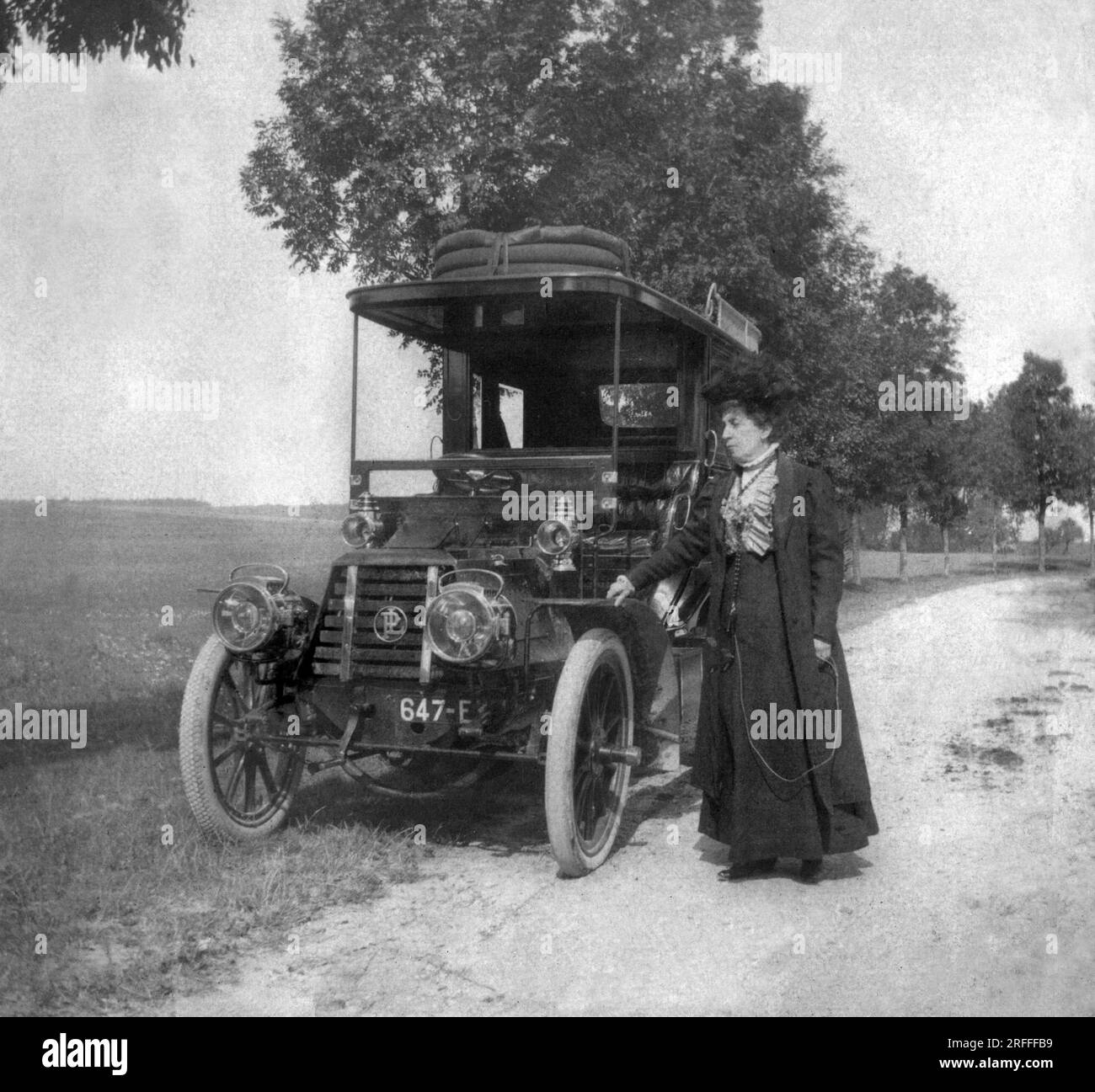 La comtesse Ducos avec son automobile Panhard-Levassor (Panhard ...