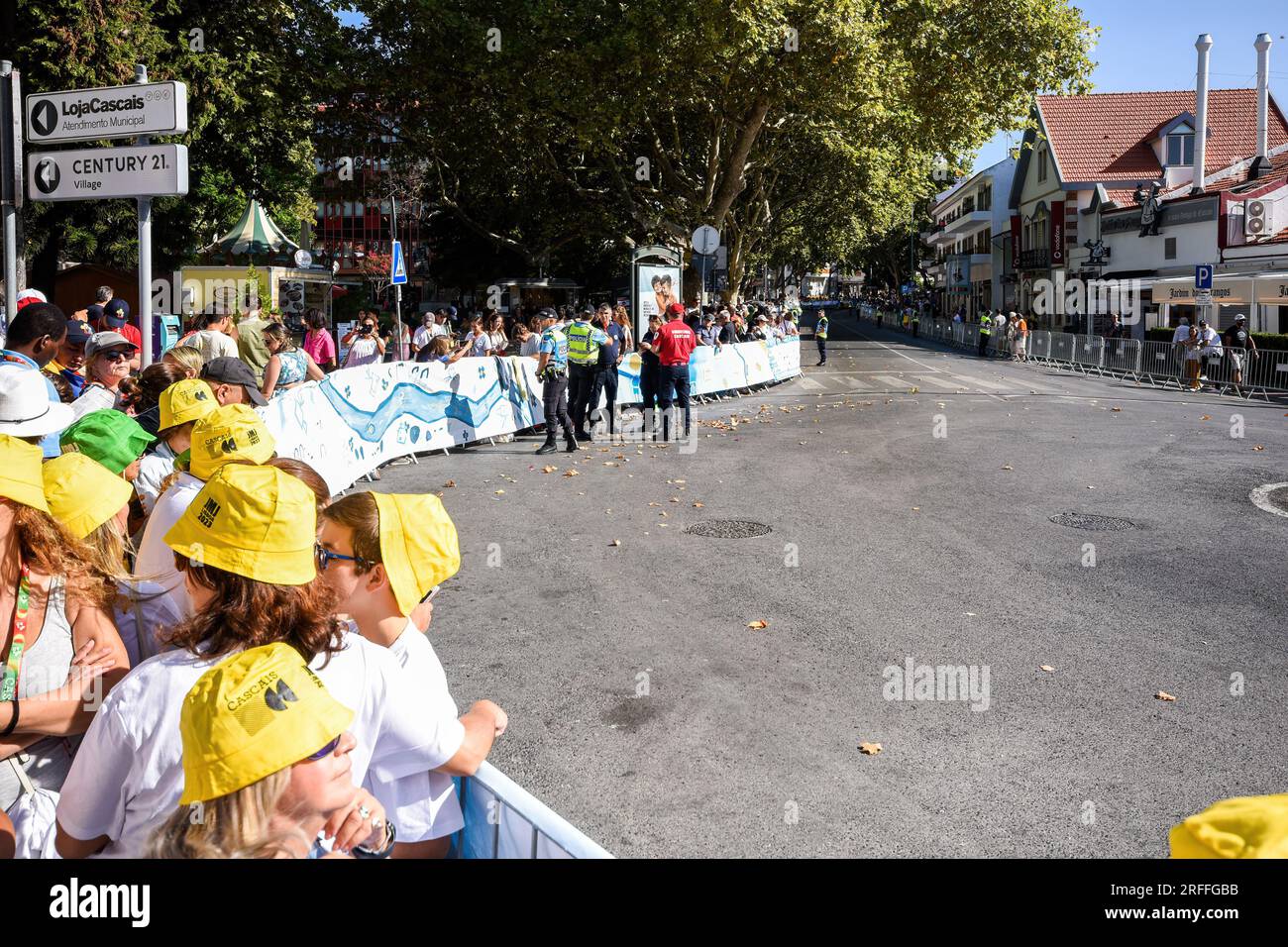 People next to a 3.5 km mural, the largest in the world, painted by the ...