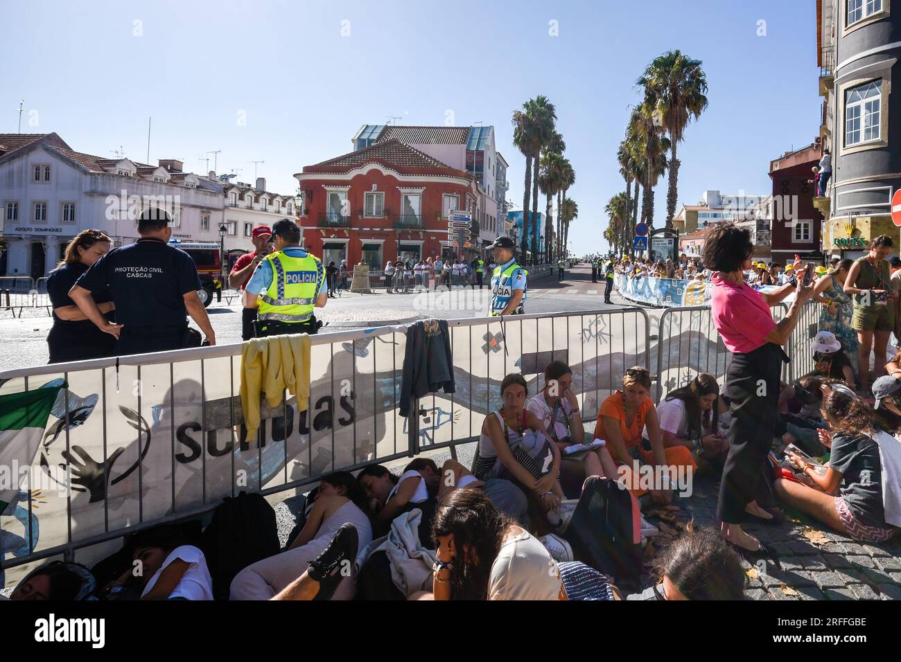 People next to a 3.5 km mural, the largest in the world, painted by the ...