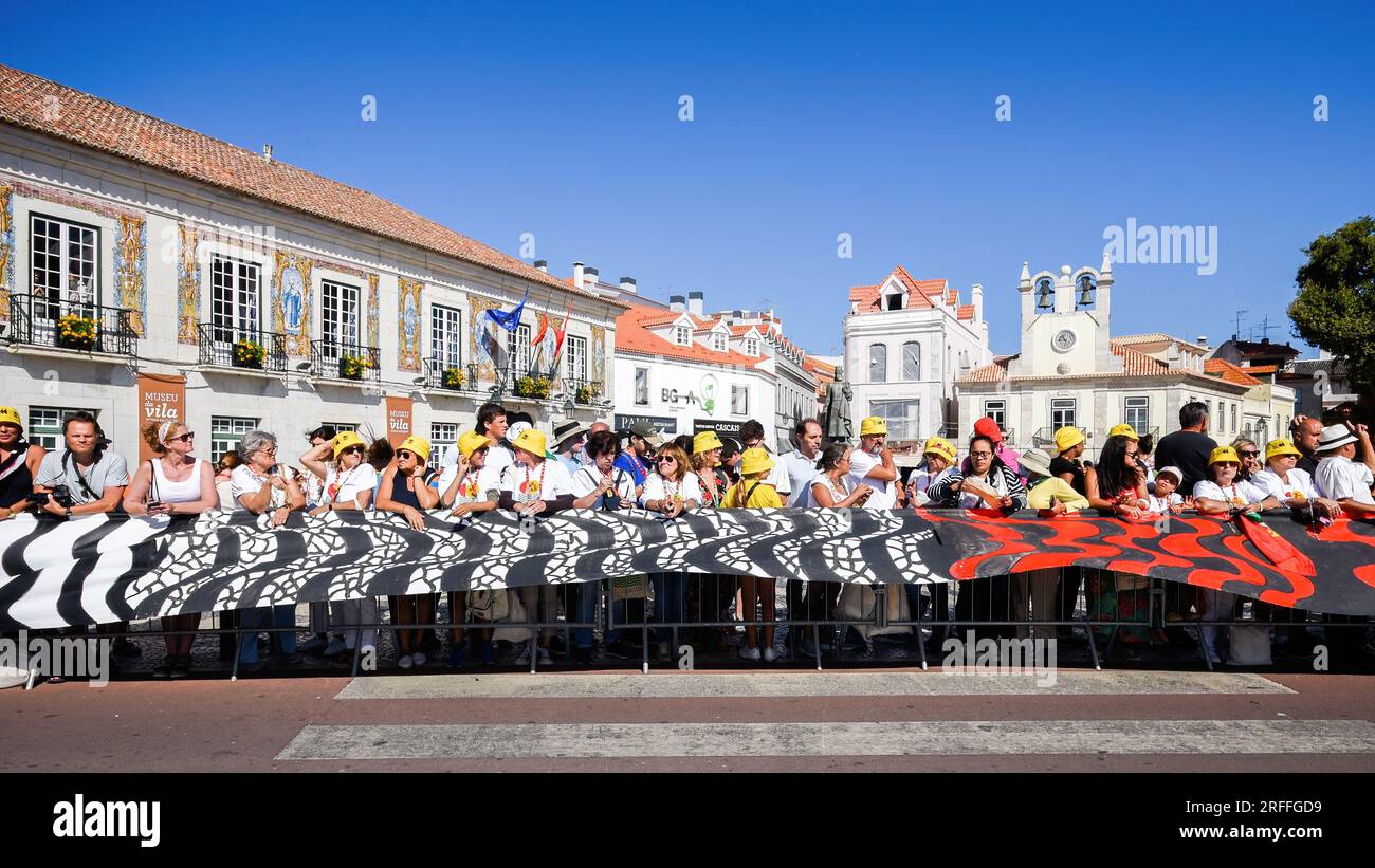 People next to a 3.5 km mural, the largest in the world, painted by the ...