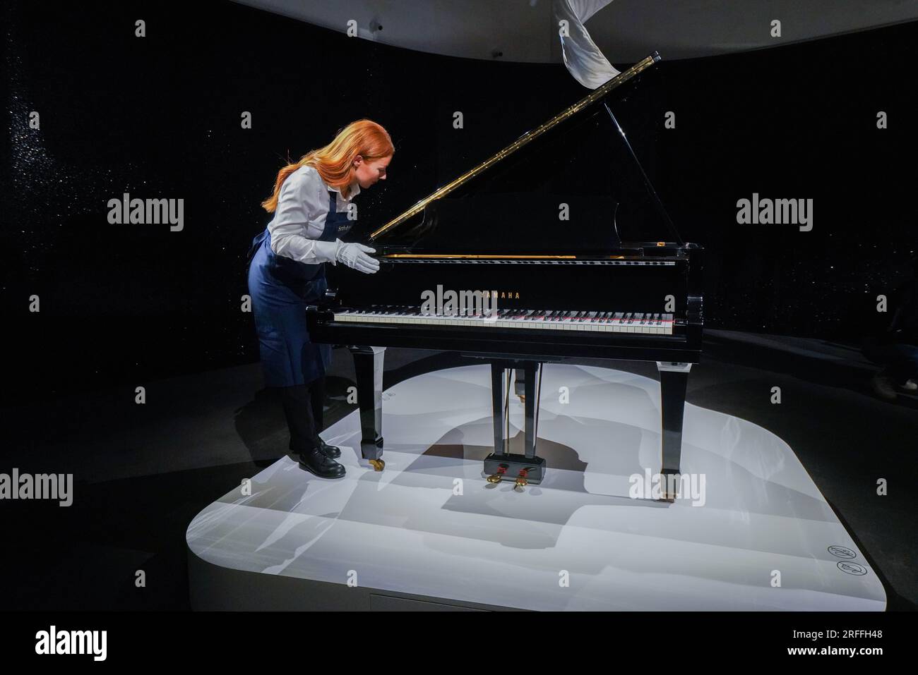 Freddie mercury piano hi-res stock photography and images - Alamy