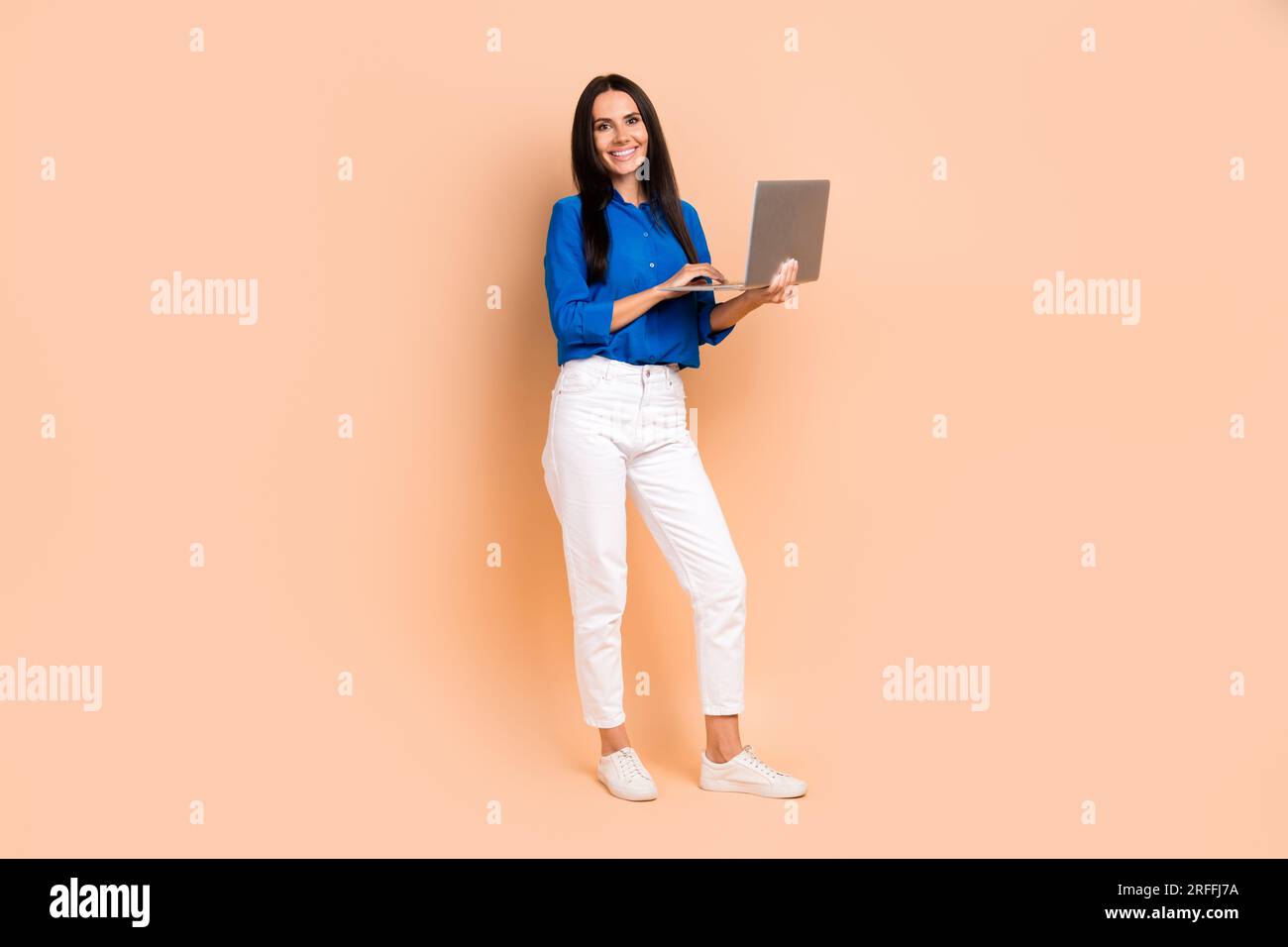 Full length photo of successful lady office manager smart casual ...