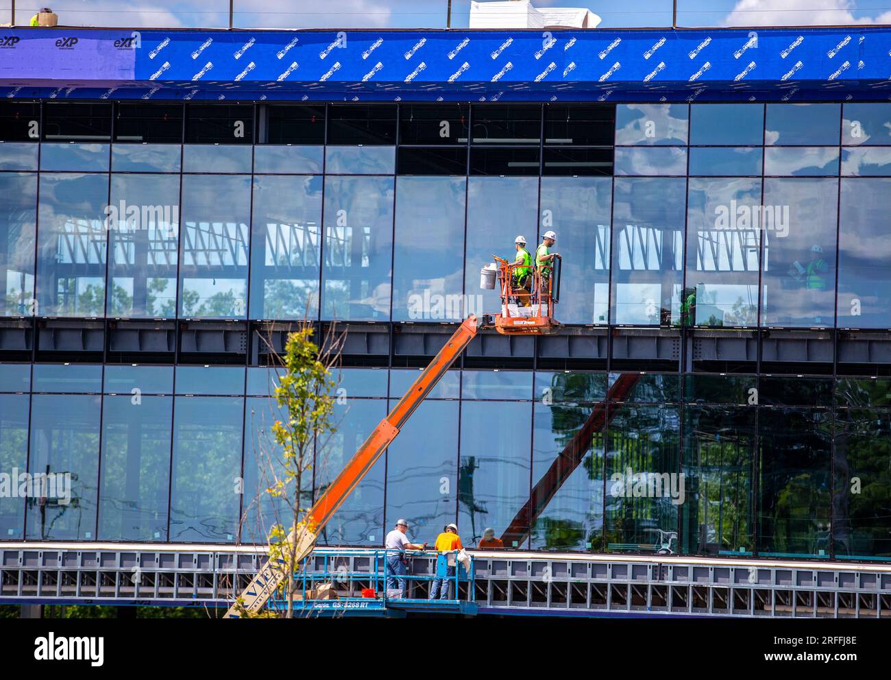 Building glass installation hi-res stock photography and images - Alamy