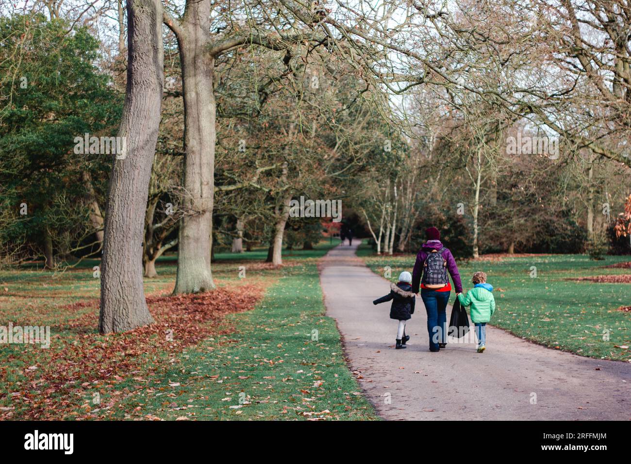 Family walks in park hi-res stock photography and images - Alamy