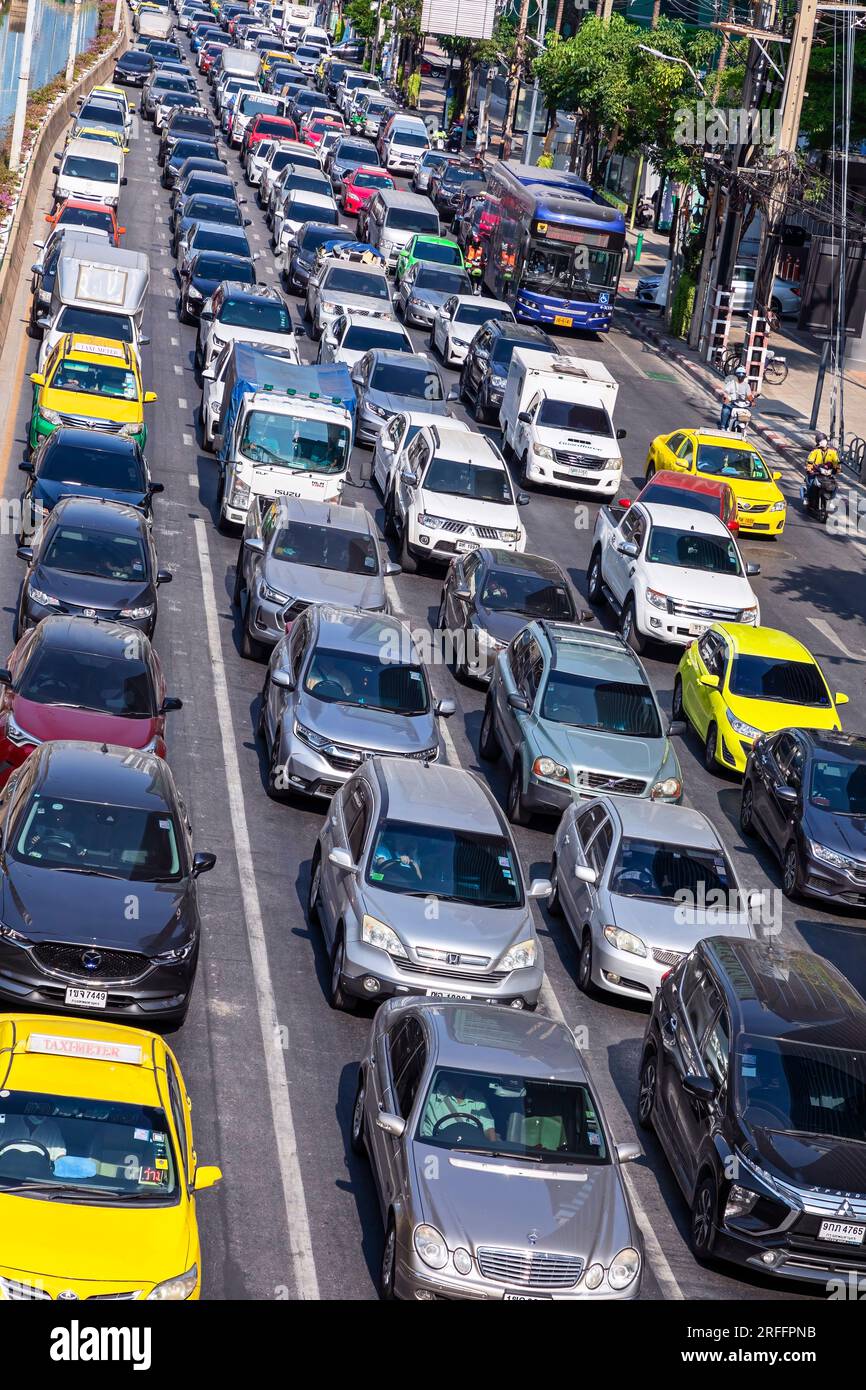 Vehicles caught up in city street traffic congestion, downtown Bangkok ...
